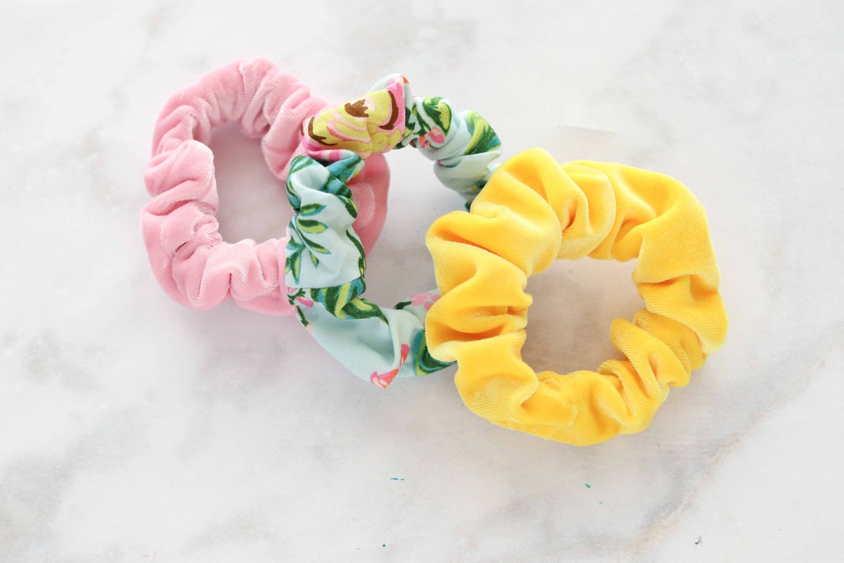 DIY How to Make A Scrunchie | Free Sewing Pattern - Sweet Red Poppy