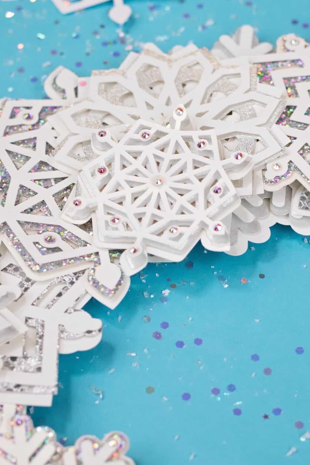 DIY Winter Snowflake Wreath | Sweet Red Poppy