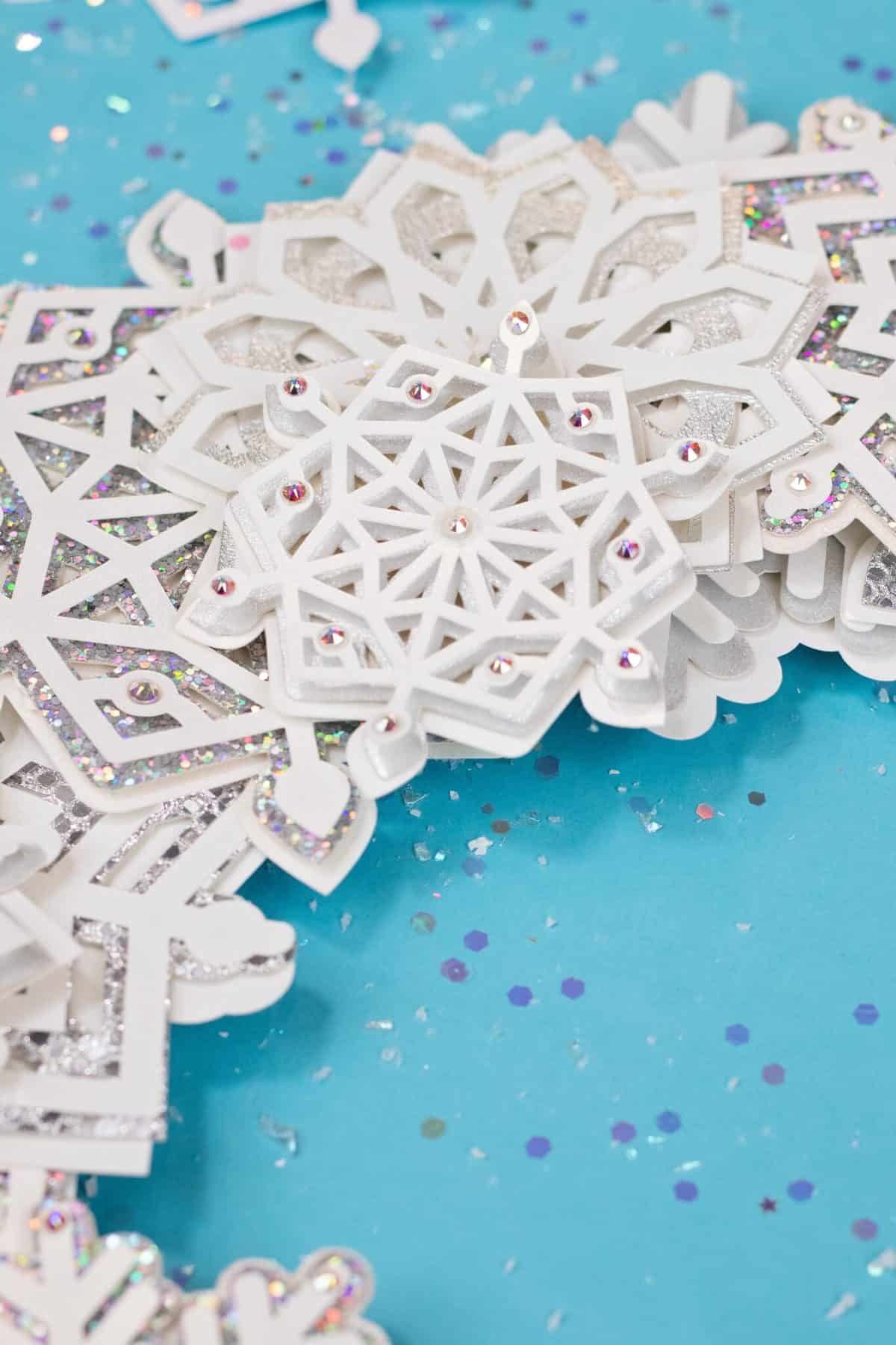 DIY Winter Snowflake Wreath | Sweet Red Poppy