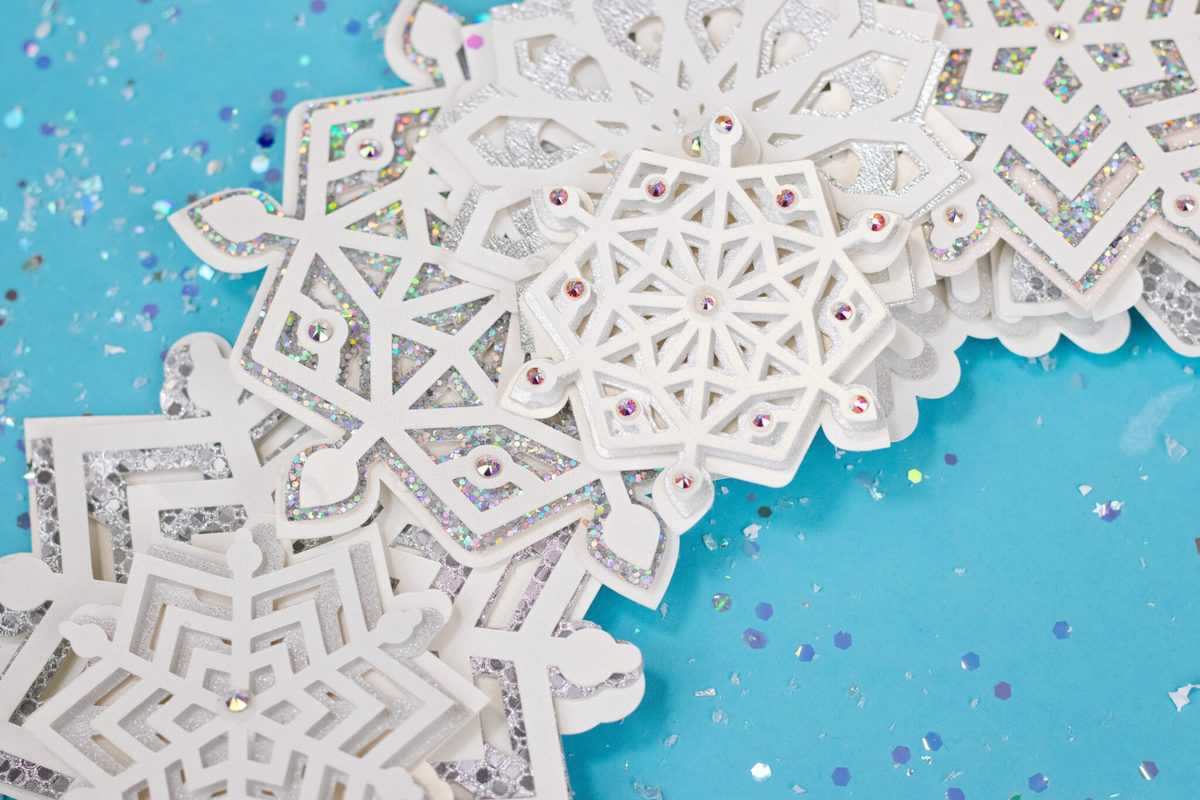 DIY Winter Snowflake Wreath | Sweet Red Poppy