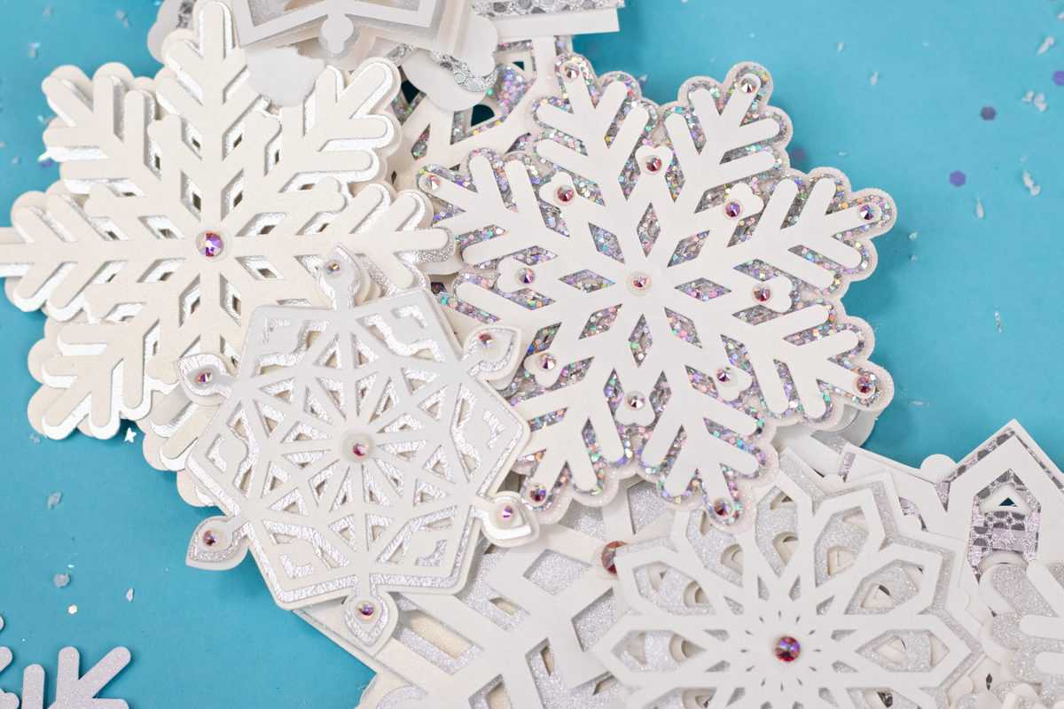 DIY Winter Snowflake Wreath | Sweet Red Poppy