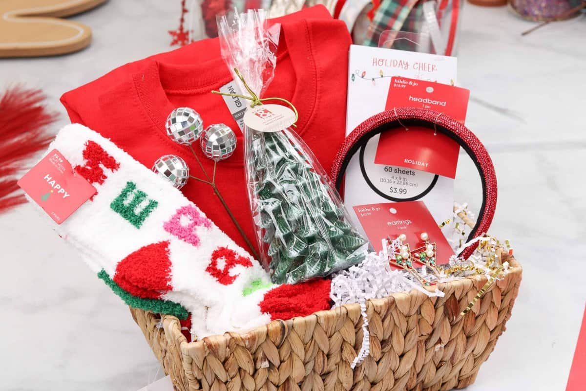 How to a Make Christmas Gift Basket in 5 Steps - Sweet Red Poppy