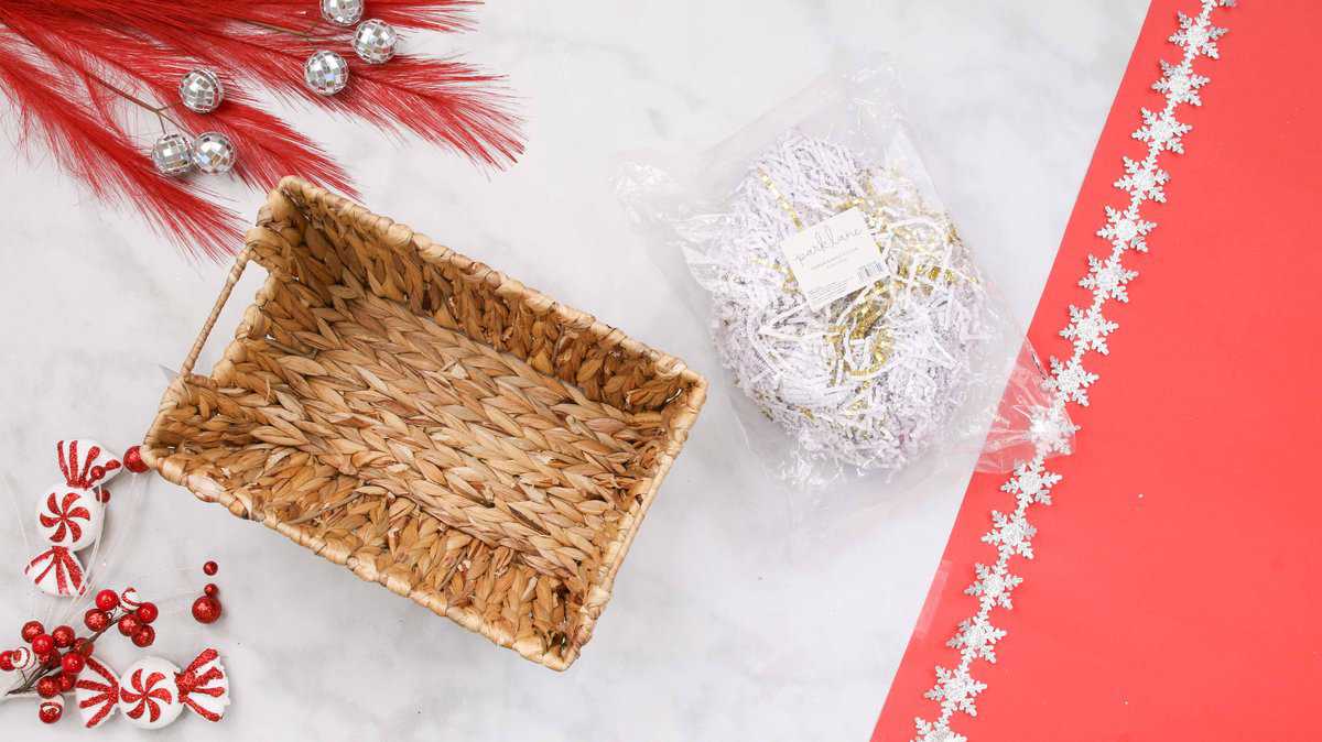 How to a Make Christmas Gift Basket in 5 Steps - Sweet Red Poppy