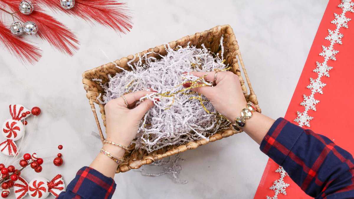 How to a Make Christmas Gift Basket in 5 Steps - Sweet Red Poppy