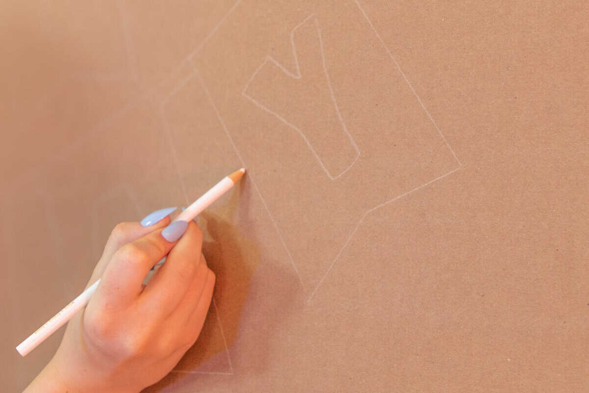 How to Paint a Kraft Paper Banner - Sweet Red Poppy